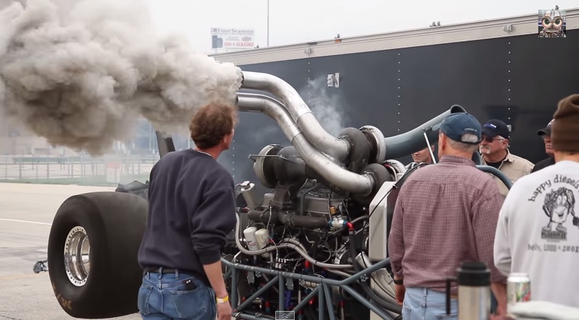 TRIPLE TURBO DIESEL DRAGSTER aan het opwarmen.