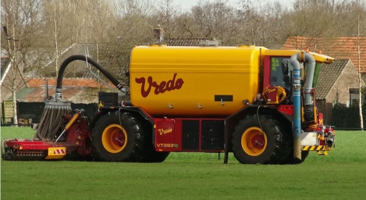 Vredo Selfpropelled Trac VT3936 19000V aan het grasland bemesten in ...