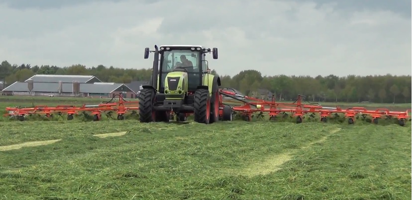 Gras schudden met Claas Arion 610c en 17m brede Kuhn GF 17002. -nagd2010-