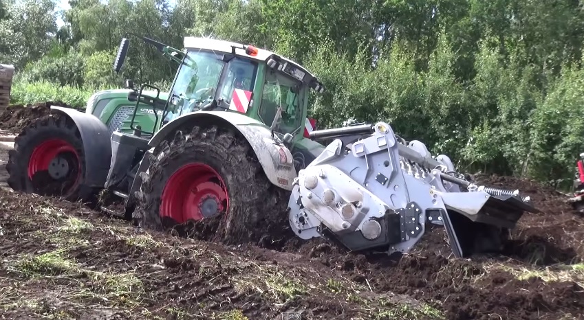 Vastgereden Fendt 939 . En nu er nog uit.
