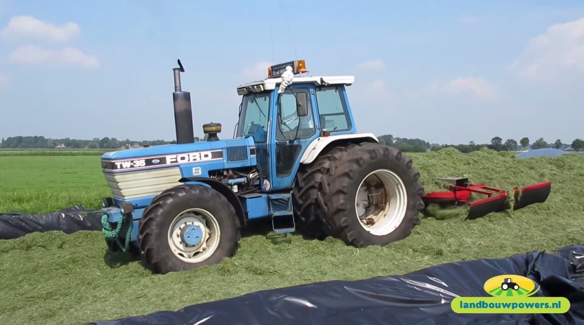 Gras inkuilen met loonbedrijf van der Meulen uit Tijnje ...