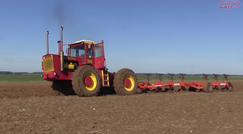 VERSATILE 900 4WD tractor - V8 Cummins 300 pk "Sound"