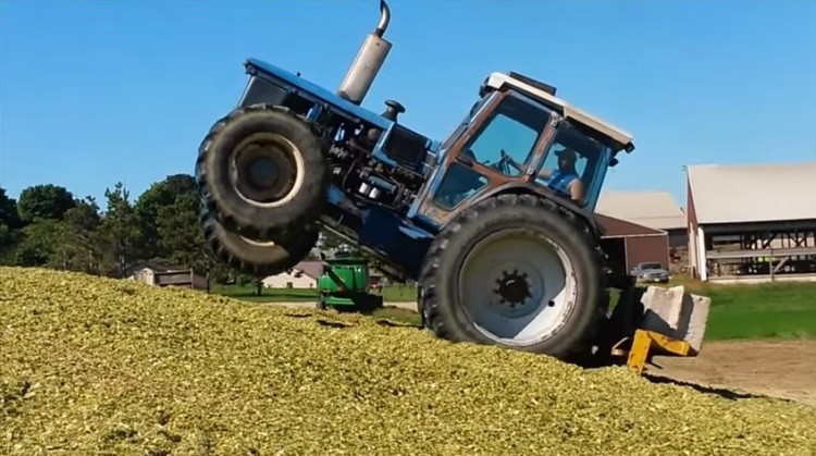 Oogst 2015 Herr Dairy Farm Inc.USA. Tractor Wheelies!
