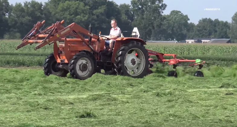 Gras schudden met Fiat 640dt en Deutz-Fahr KH 500 DN. -nagd2010-