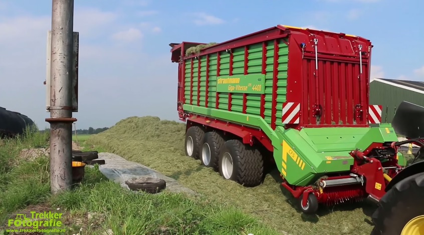 trekkerfotografie.nl - MTS. Arendz-Pratley aan het gras harken en inkuilen