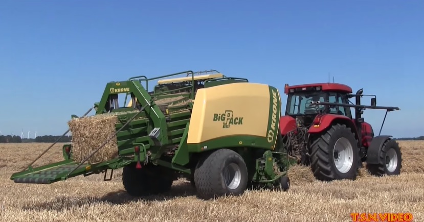 Stropersen met KRONE BiG-Pack 1290 + CASE IH 160 bij landbouwbedrijf ...