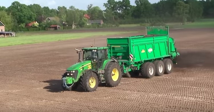 Agroservice Olde Bolhaar uit Overdinkel strooit compost. John Deere ...