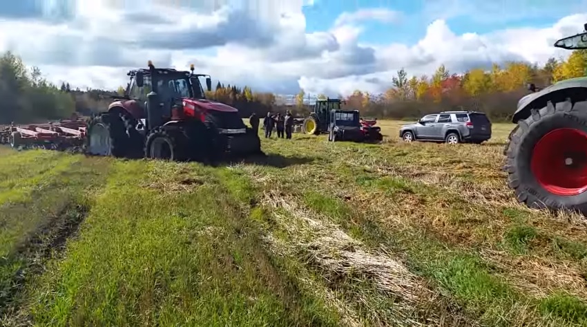 Vastgereden Case 2 keer Fendt doet een poging.