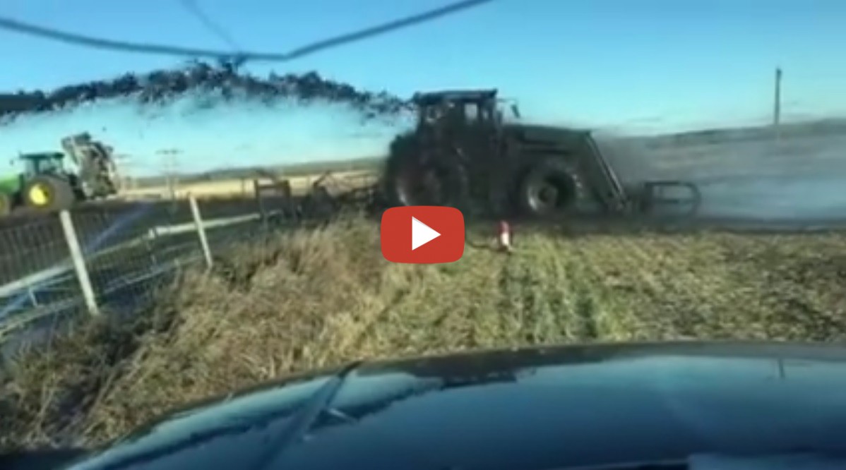 Shit!!!! Tractor in de brand. Wat moet je al er geen water voorhanden ...