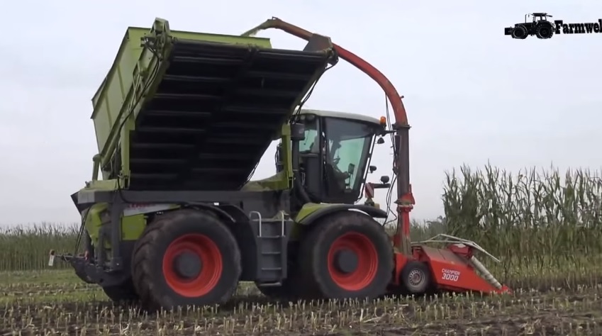 Sound!! Claas Xerion 3300 met Kemper Champion 3000 en bunker.