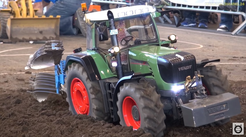 RC Fendt tractor aan het werk op een veld! Prachtig gedetailleerde ...