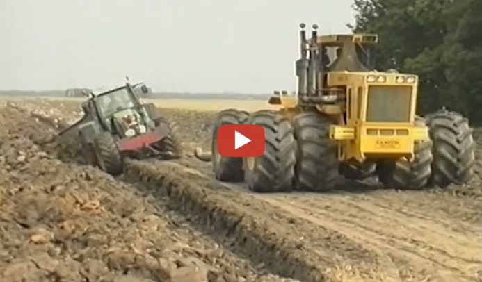 Een Fendt Vario 939 en een Cameco 805 met 600 PK aan het diepploegen.