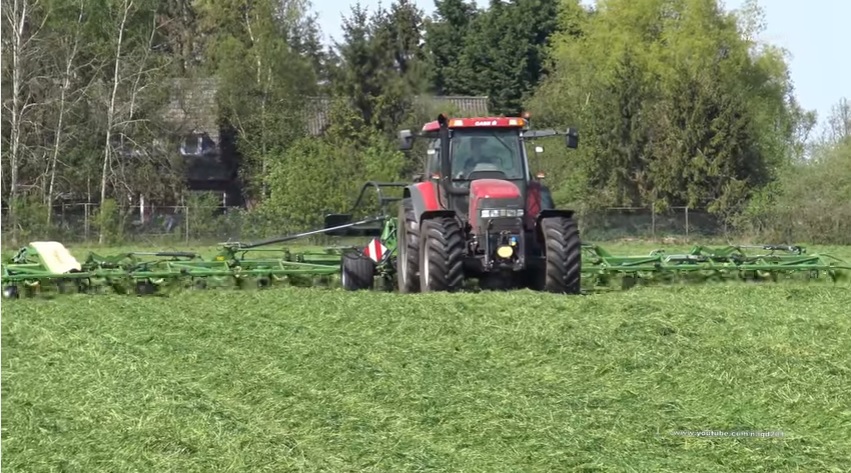 Melkveebedrijf Zandman (Beerze) aan het gras schudden met een Case IH Maxxum MXM 155 Pro en ...