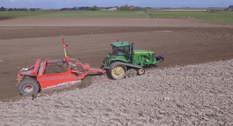 John Deere 8530T met daar achter een Mekos Jumbo Dozerbak van ...