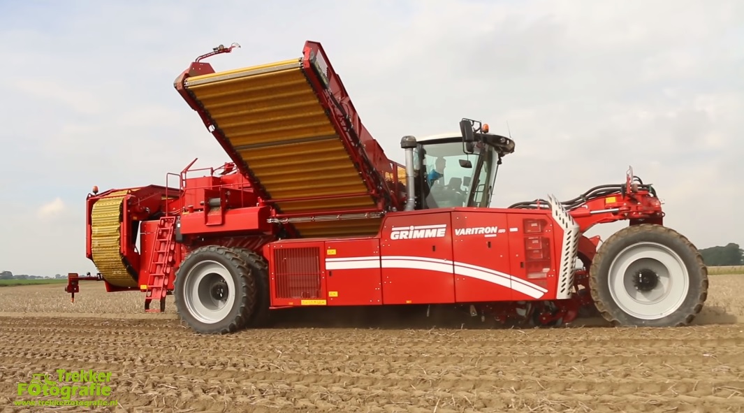 Aardappels rooien door akkerbouwbedrijf Feitsma -- Trekker Fotografie