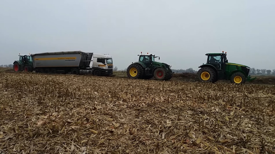 MAN vastgereden John Deere 7230R, 2x Fendt 936 i 824 zijn de hulptroepen.