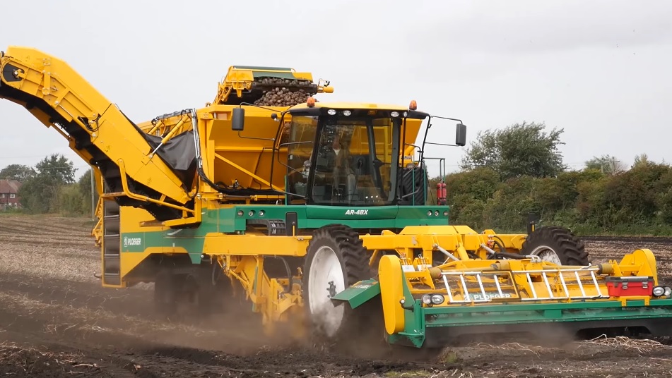 Aardappelen rooien met | AR 4BX wide body Ploeger Machines bv