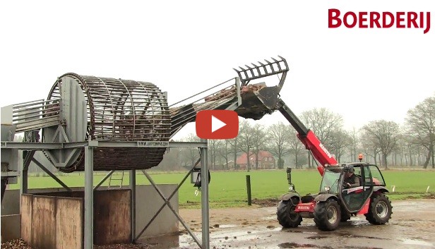 Melkveehouder Eric Smale voert vers gesnipperde voederbieten. Boerderij