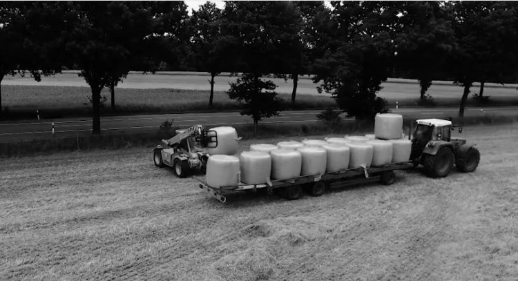 Grasoogst in zwart-wit (Deep purple highway star) Fendt, Mb-trac, Merlo