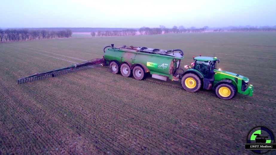 John Deere 8370 R Traktor met 36 Kuub AP tank