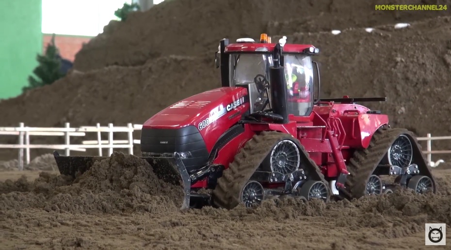 BIG RC tractor Action! R/C tractors working hard! Case! John Deere ...