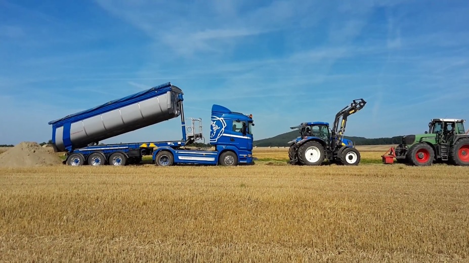Vrachtwagen met kalk vastgereden. New Holland en Fendt gaan een poging ...