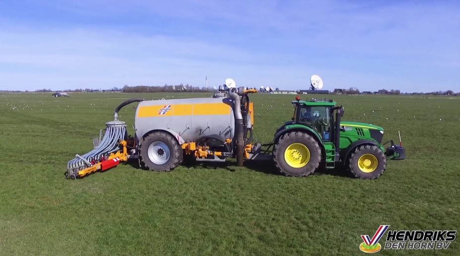 Zodebemesten door loonbedrijf Hendriks. John Deere 6210r met 4 wielige ...