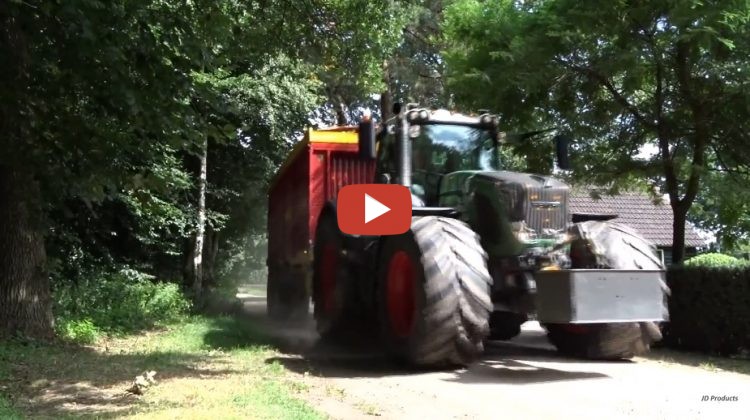 Loonbedrijf Blankenspoor uit Harskamp aan het grasoprapen met een Fendt ...