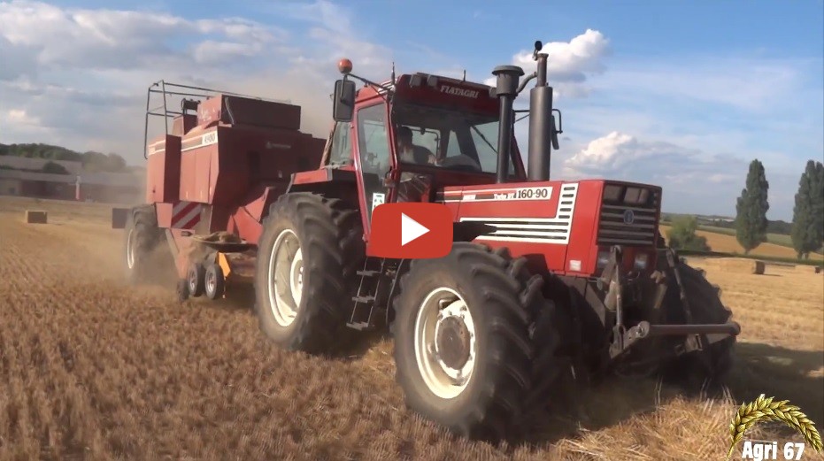 Stro persen met een Fiat 160-90 & Hesston pers in Frankrijk..