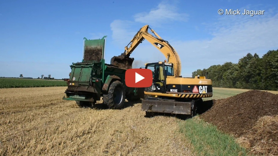 Loonbedrijf Van Hal aan het kippemest uitrijden over de stoppel met een ...