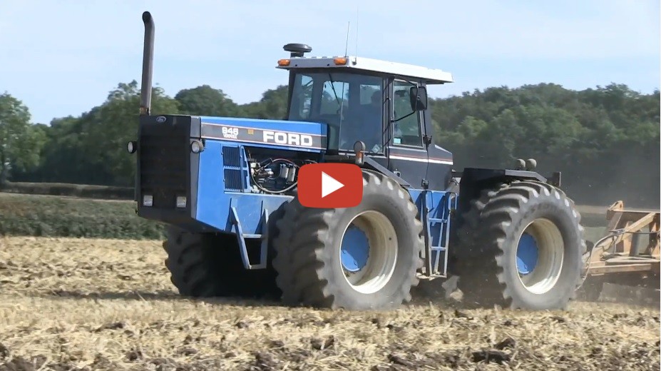 Land bewerken met een Ford Versatile 946
