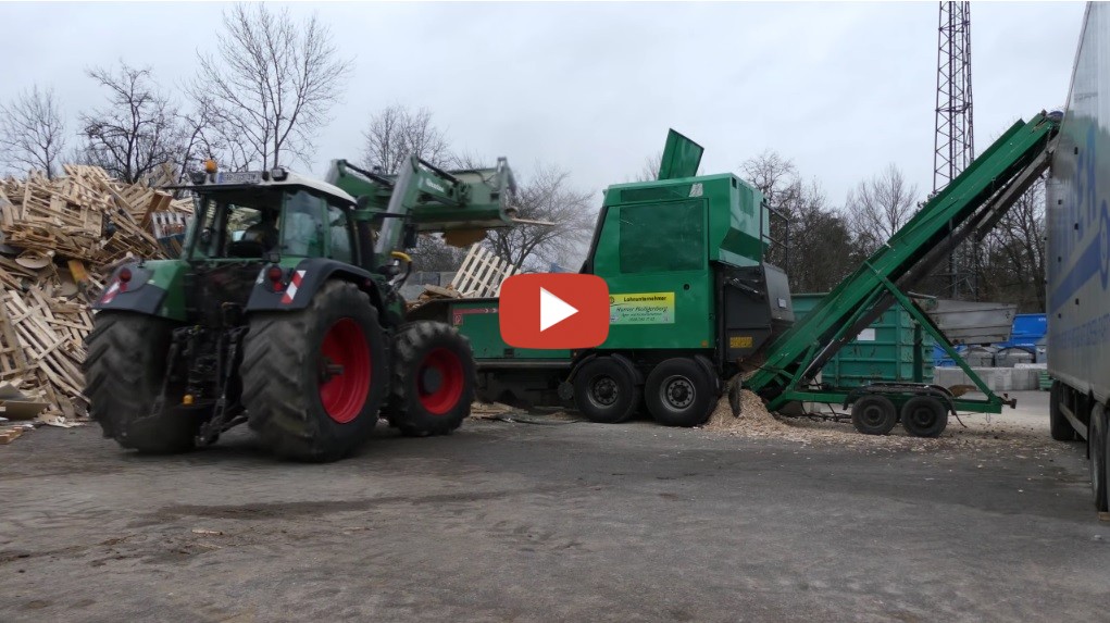 Nog wat pallets om op te ruimen?? Pallet shredder Met Jenz Fendt en Stoll