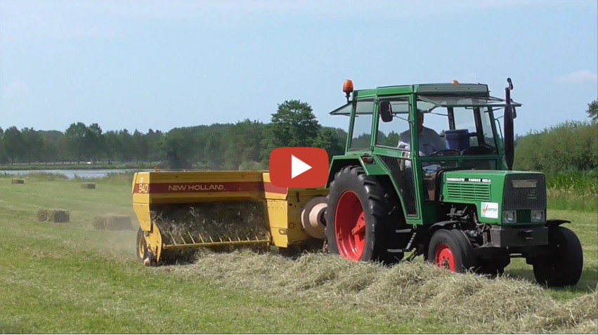 Kleine baaltjes persen door een Fendt Farmer 102 LS Turbomatik, van ...