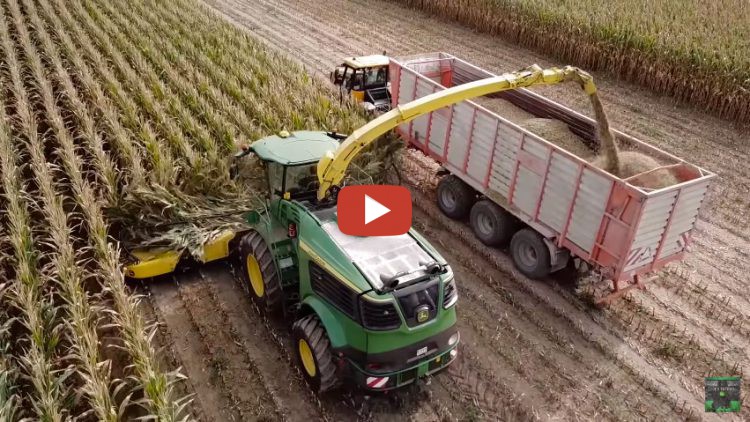 De nieuwe John Deere 9800i + Kemper 490 plus mais bek aan het werk met ...