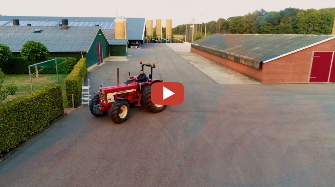 International 1246 van boven.. Een prachtige machine om te zien en ...