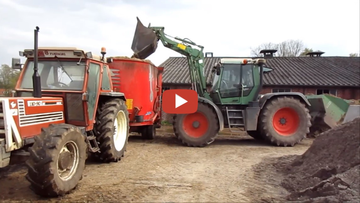 Laden van een voermengwagen met een Fendt Xylon 524 Ideaal voor dit ...