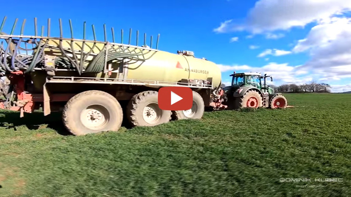 Fendt 828 vastgereden bij het mest uitrijden.......