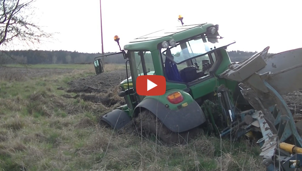 Vastgereden bij het ploegen met een John Deere 2019