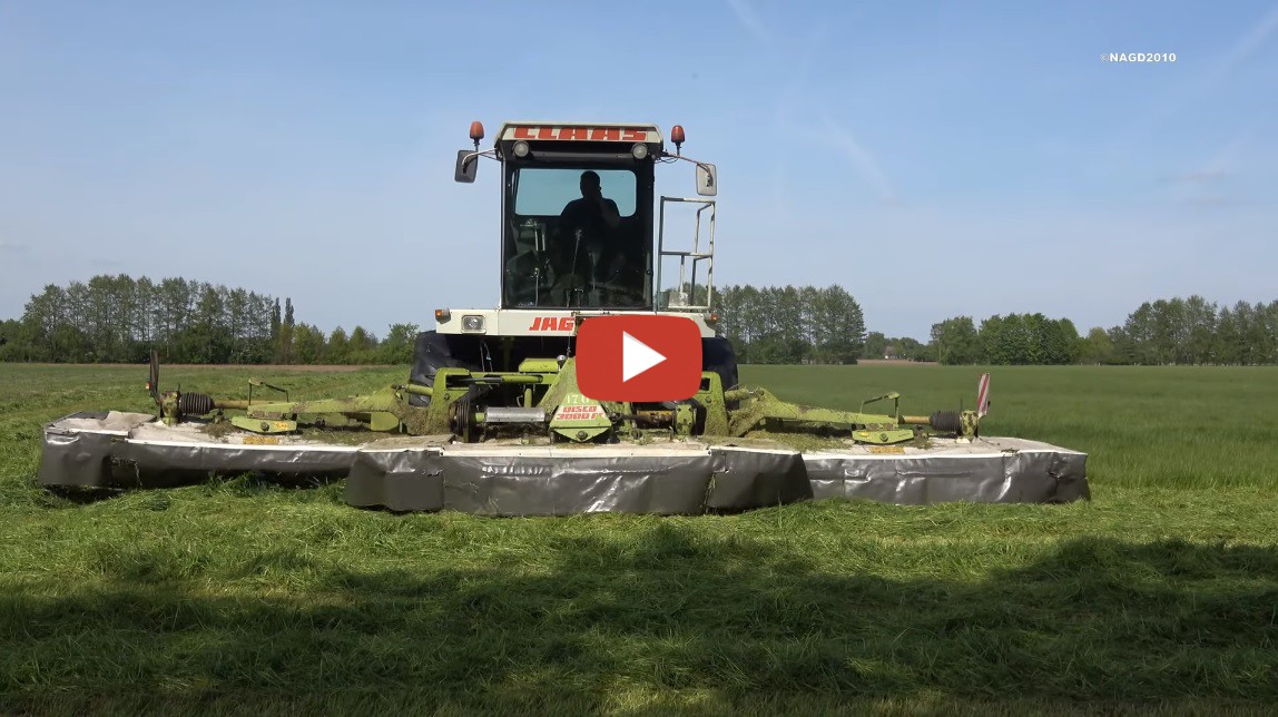 nagd2010 -- Maatschap Kroese an het gras maaien met Claas Jaguar 690 SL en schudden met John ...