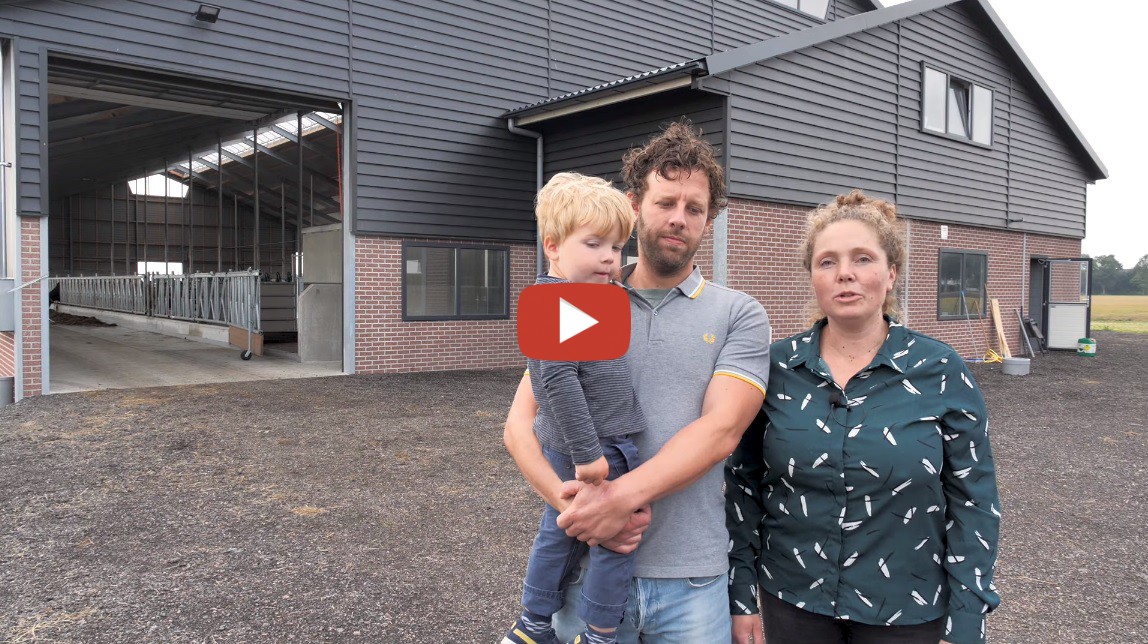 Miriam Dekker en John Boonstra melken sinds 1 juli in hun nieuwe stal ...