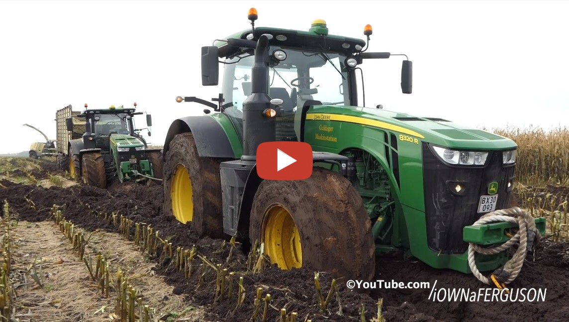 Modderen in de mais 2019 in Denemarken -John Deere 8320R vastgereden.......