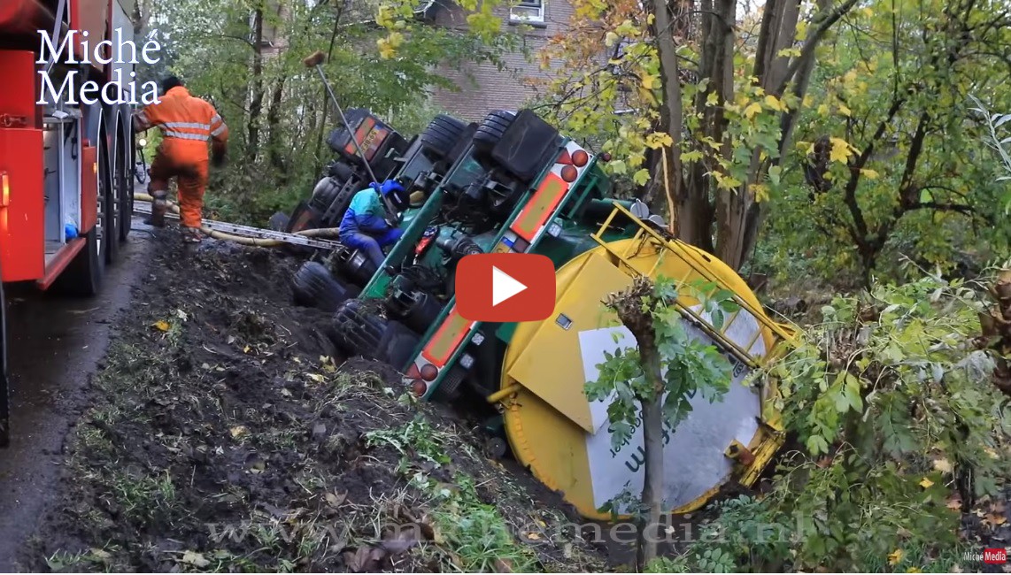 Gein-Noord in Abcoude.. Berging van een vrachtauto geladen met veevoer ...