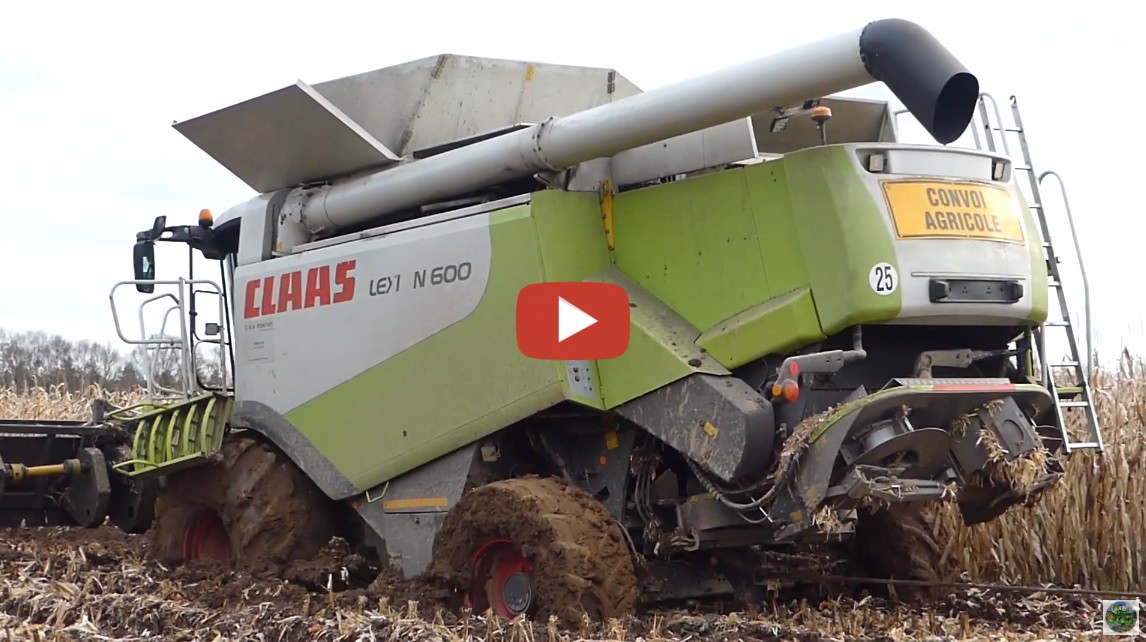 Vastgereden in Frankrijk bij het mais dorsen met drie Claas combines