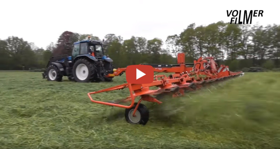 VolmerFilm -- Gras schudden XXL 17 meter breed............... New Holland 8260 trekker met Kuhn ...