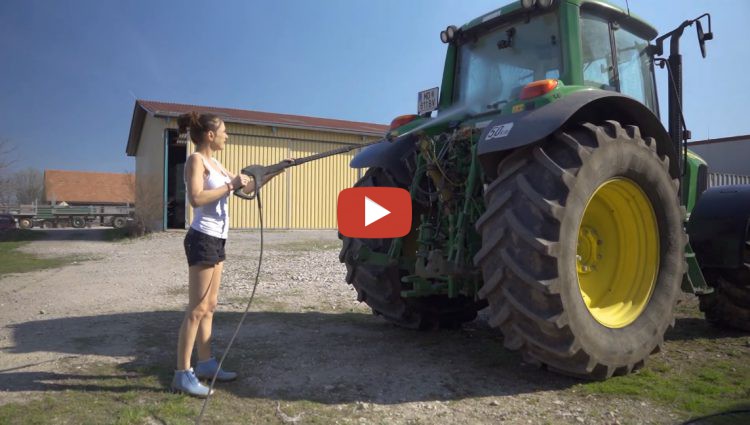 Girlpower. 2020 - Angela Steiner gaat de John Deere schoonspuiten. Het ...