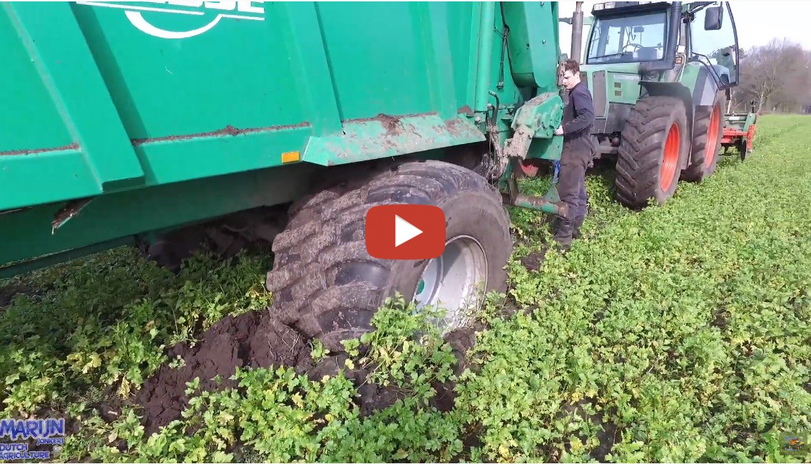 2020 - Vastgereden...Fendt en New Holland aan het drijfmest uitrijden ...