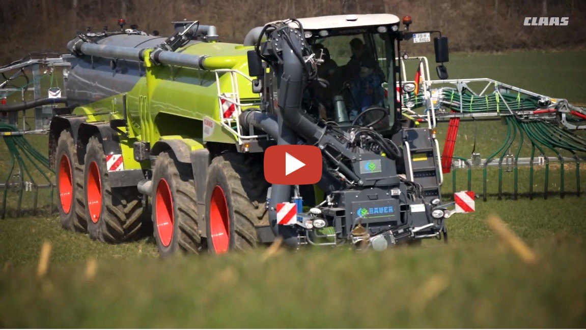 Drijfmest uitrijden met Claas Xerion 4200 Saddle trac