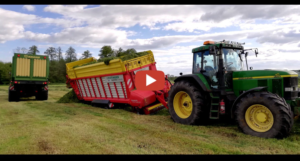 Vastgereden... Grasoogst 2020 met een John Deere en Case ih trekkers.....