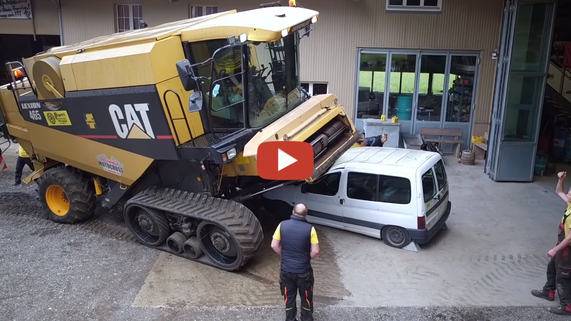 CAT LEXION Combine en een auto...... Wat is dit nu weer.....
