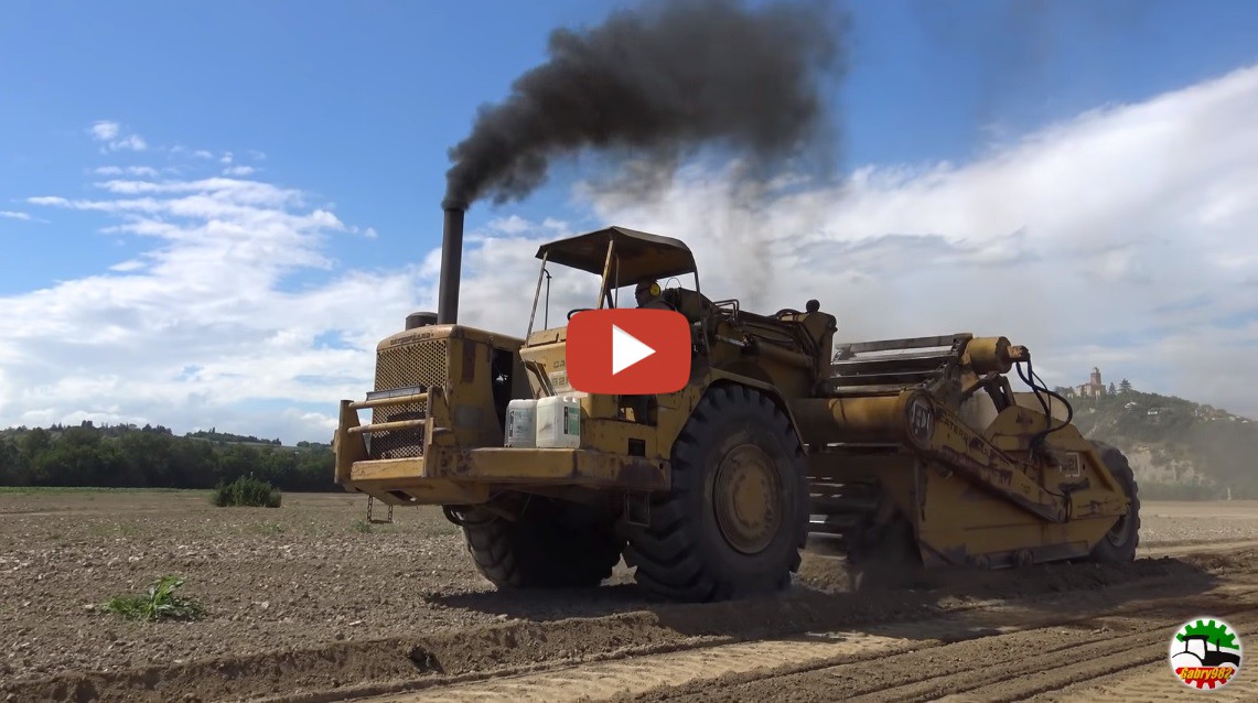 Kilveren in Italië met een Caterpillar J-621 scraper en een John Deere ...